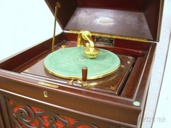 Phonograph; Edison, Diamond Disc Model A-250, Mahogany Cabinet.
