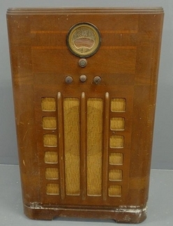 Radio; Philco, Console, Model 38-9, Mahogany, 40 inch.